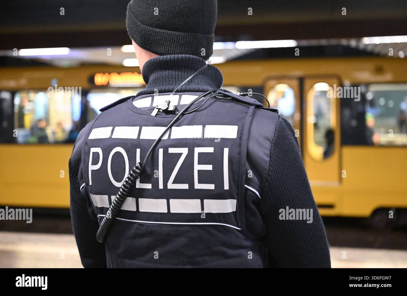 20 November 2025, Baden-Württemberg, Stuttgart: Police officers at the ...