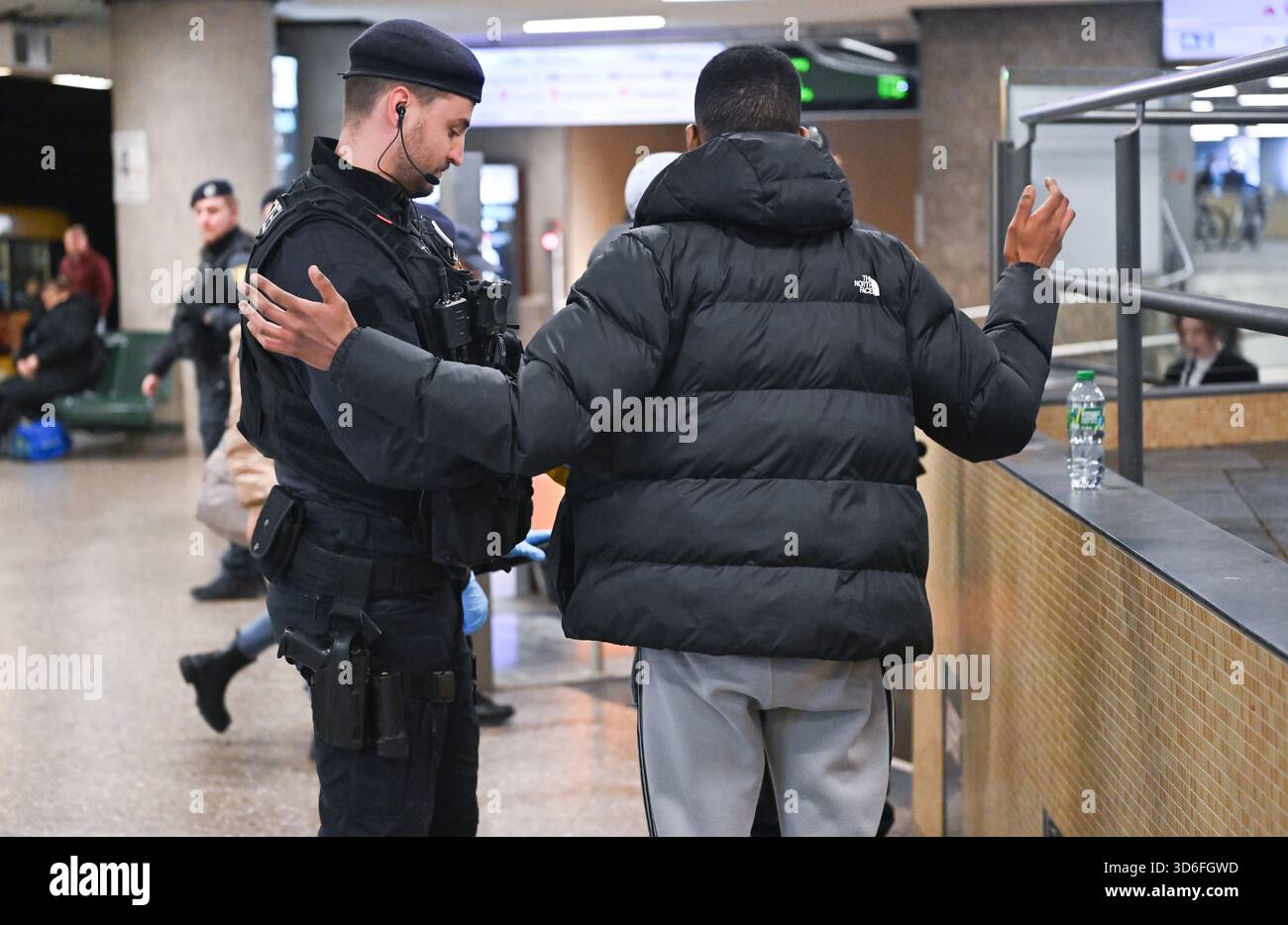 20 November 2025, Baden-Württemberg, Stuttgart: Police officers at the ...