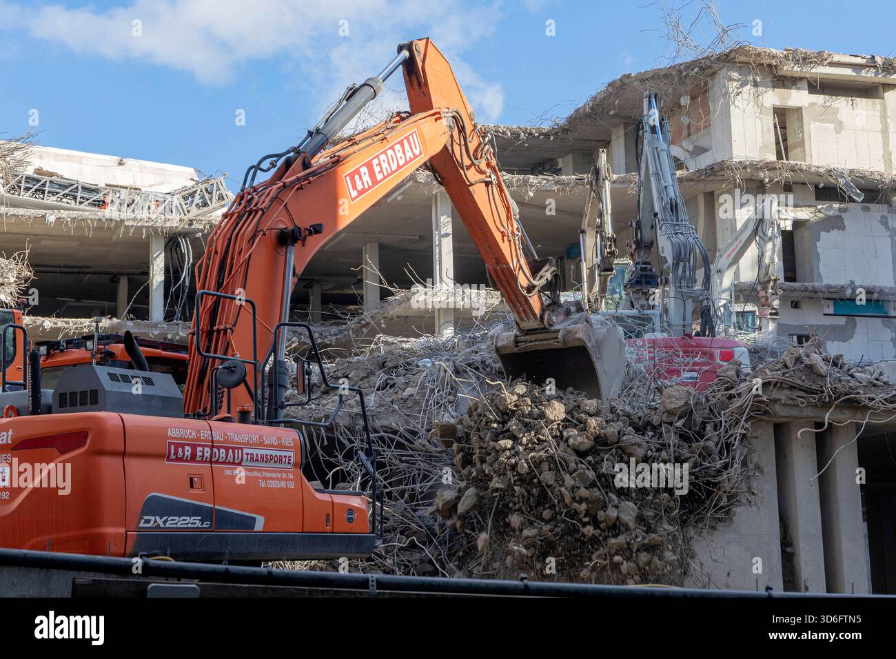 Stumpf Gruppe - Abriss des Rohbaus des Signa Kaufhauses Lamarr in der ...