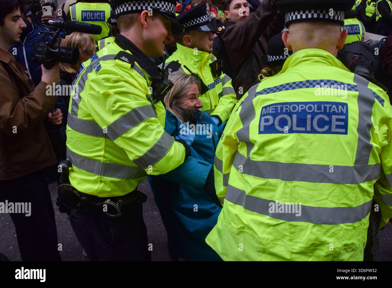 Met police arresting lift the ban hi-res stock photography and images ...