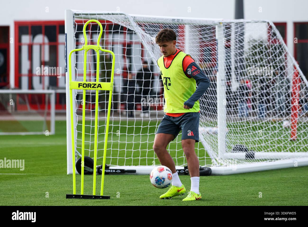 Tom Bischof (FC FC Bayern Munich, #20) with ball, GER, Public Training ...