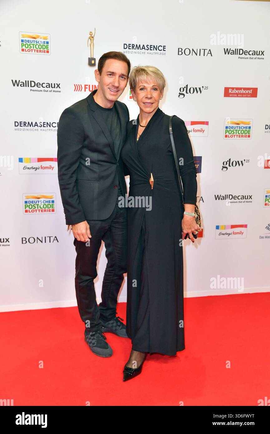Marcel Remus mit seiner Mutter Silke Remus bei der Verleihung der ...