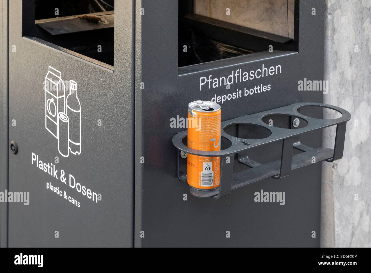 Pfandring mit Getränkedosen und Plastikflaschen, Abfallbehälter in Wien ...