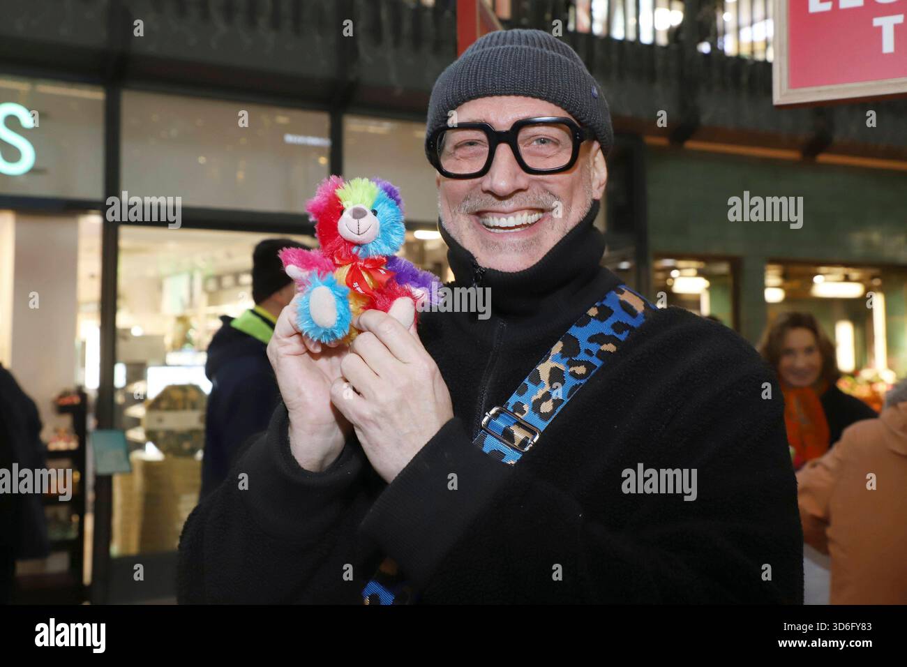 abb/ Nik Breidenbach Schauspieler verkauft Bunte Leuchtfeuer Teddy ...