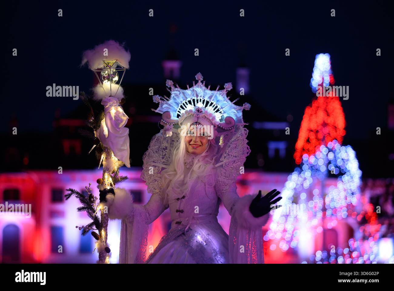 20 November 2025, Saxony, Dresden: Artist Lisa Rauch stands on stilts ...