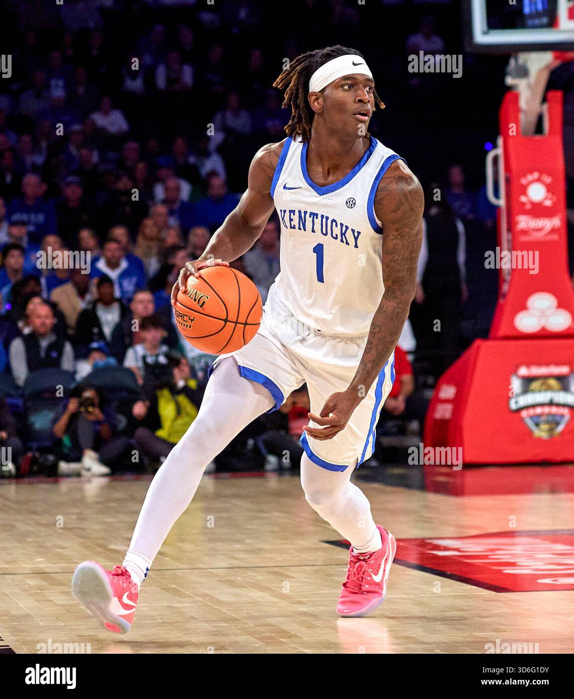 Kentucky Wildcats guard Denzel Aberdeen (1) looks to make a play ...
