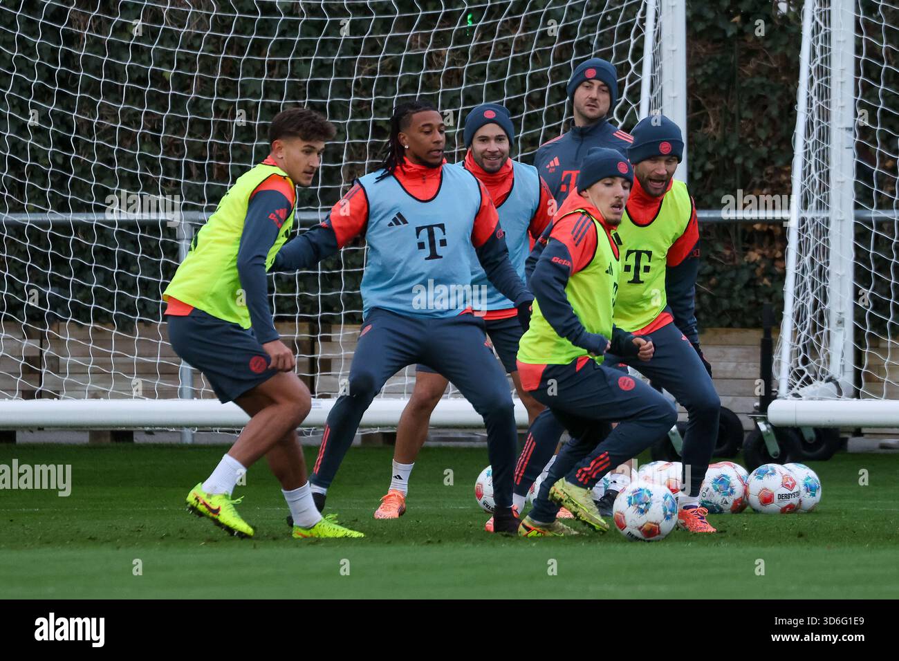 Michael Olise (FC FC Bayern Munich, #17) with Lennart Karl (FC FC ...
