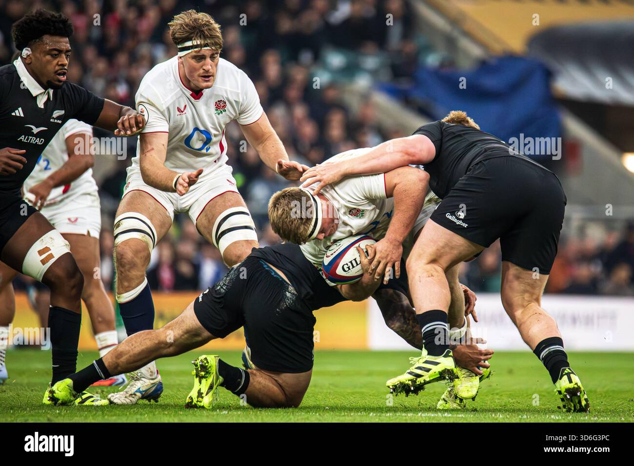 London, UK, 15th November 2025 England prop Fin Baxter attacks the New ...