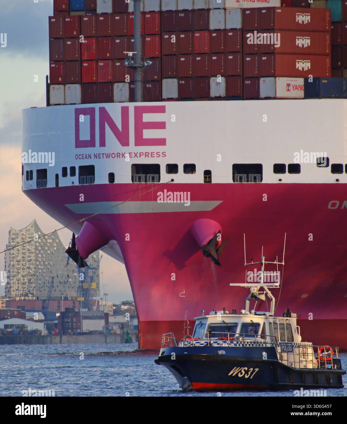 Der Containerfrachter One Ingenuity verlässt den Hamburger Hafen. *** The container freighter ...