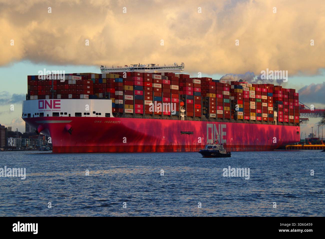 Der Containerfrachter One Ingenuity verlässt den Hamburger Hafen ...