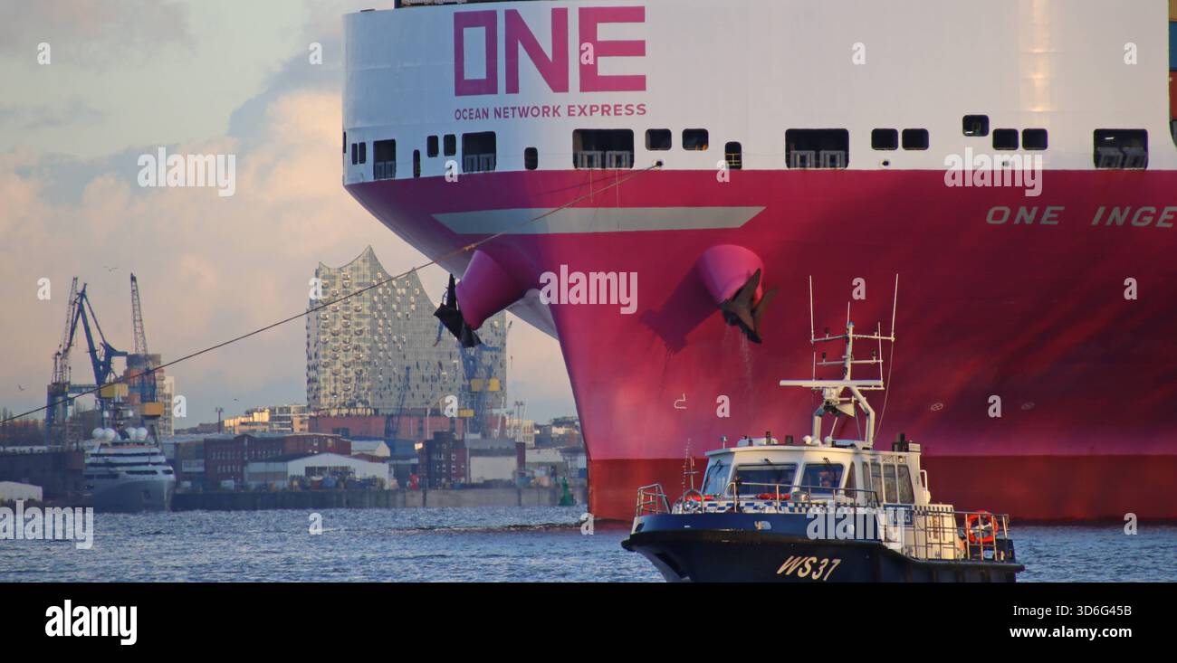 Der Containerfrachter One Ingenuity verlässt den Hamburger Hafen ...