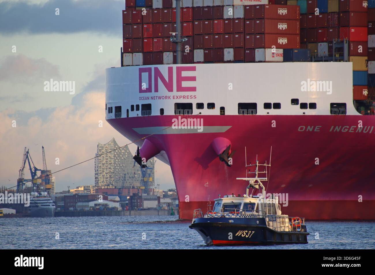 Der Containerfrachter One Ingenuity verlässt den Hamburger Hafen. *** The container freighter ...