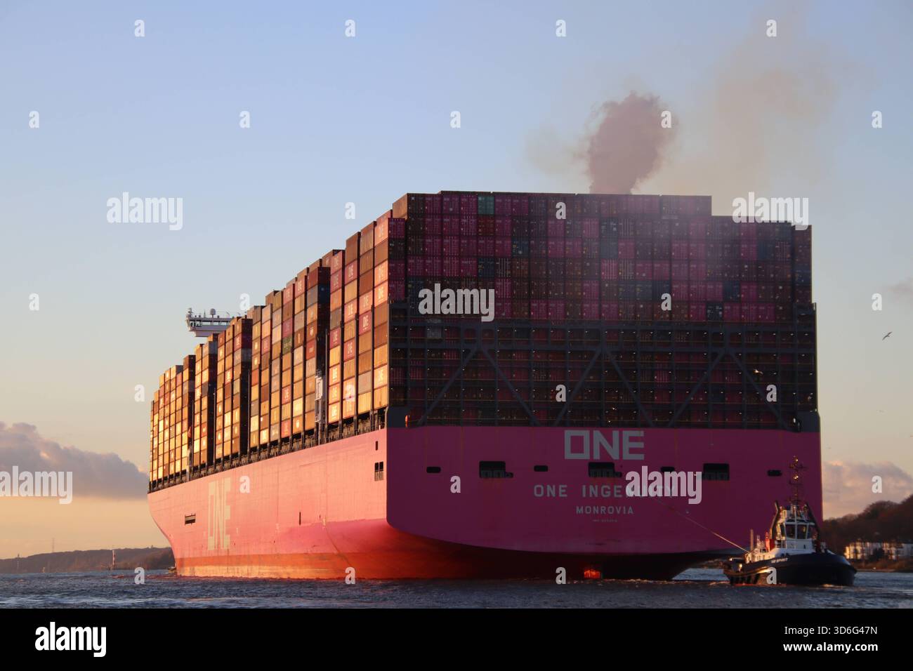 Der Containerfrachter One Ingenuity verlässt den Hamburger Hafen. *** The container freighter ...