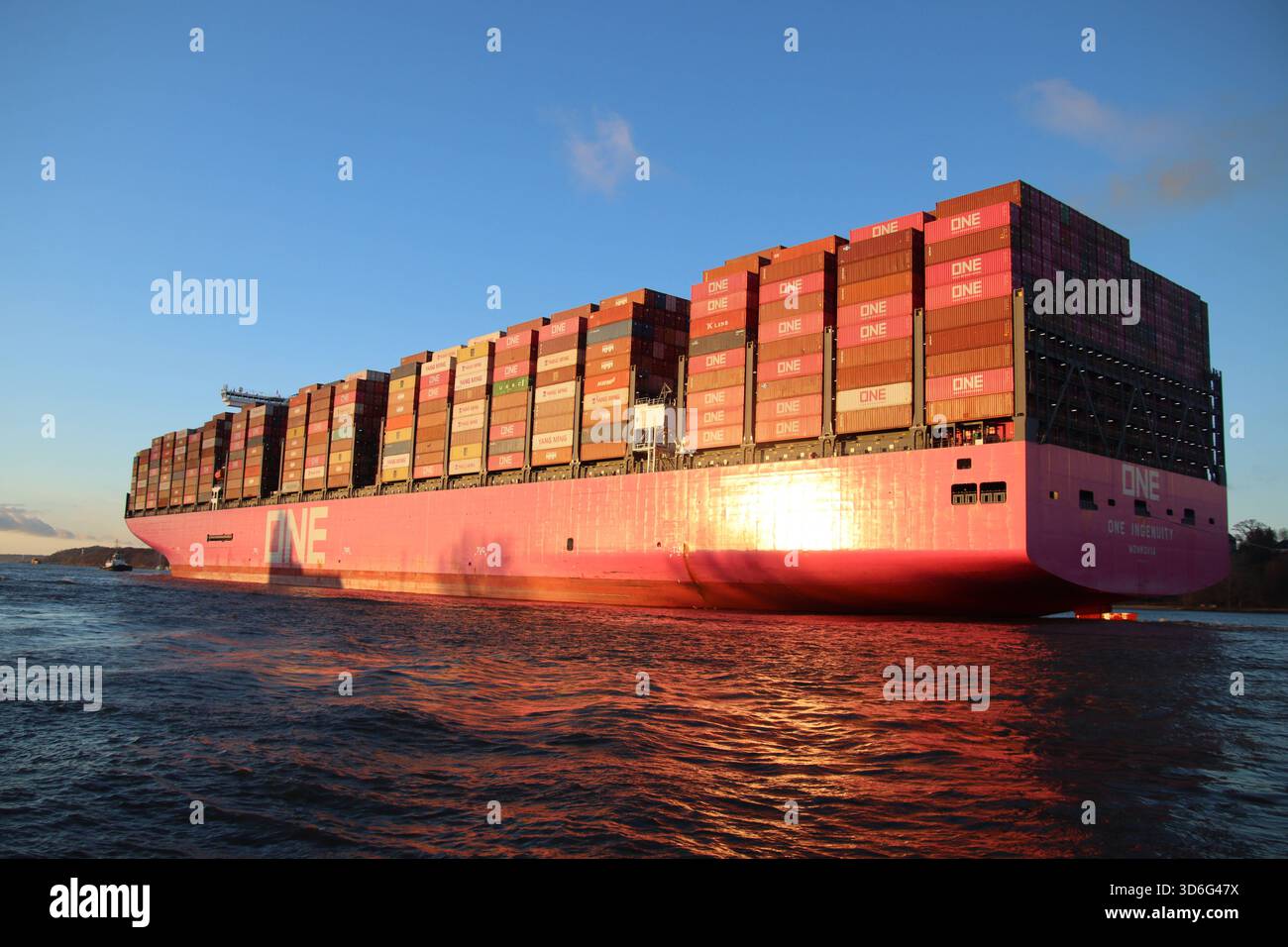 Der Containerfrachter One Ingenuity verlässt den Hamburger Hafen ...