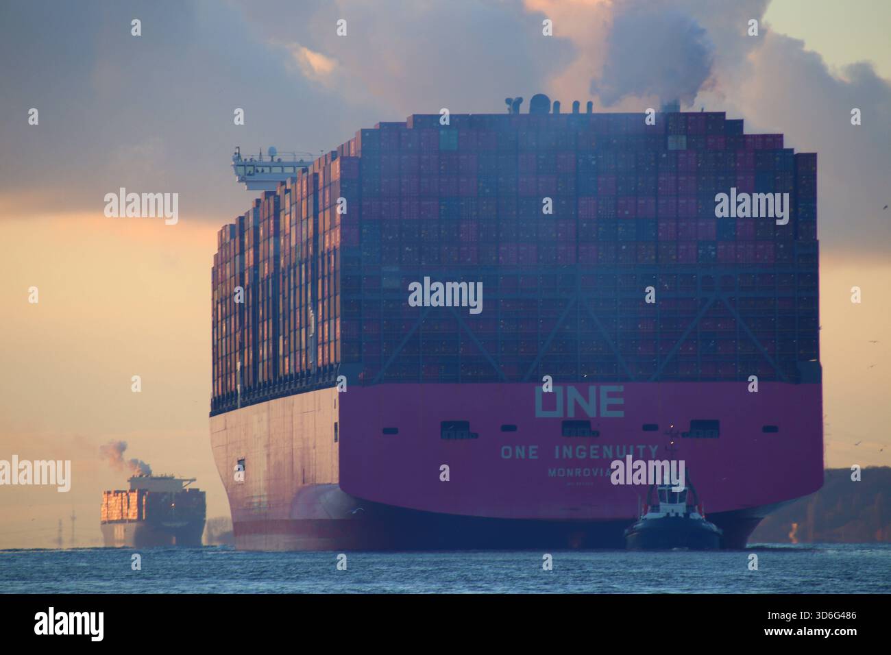 Der Containerfrachter One Ingenuity verlässt den Hamburger Hafen. *** The container freighter ...