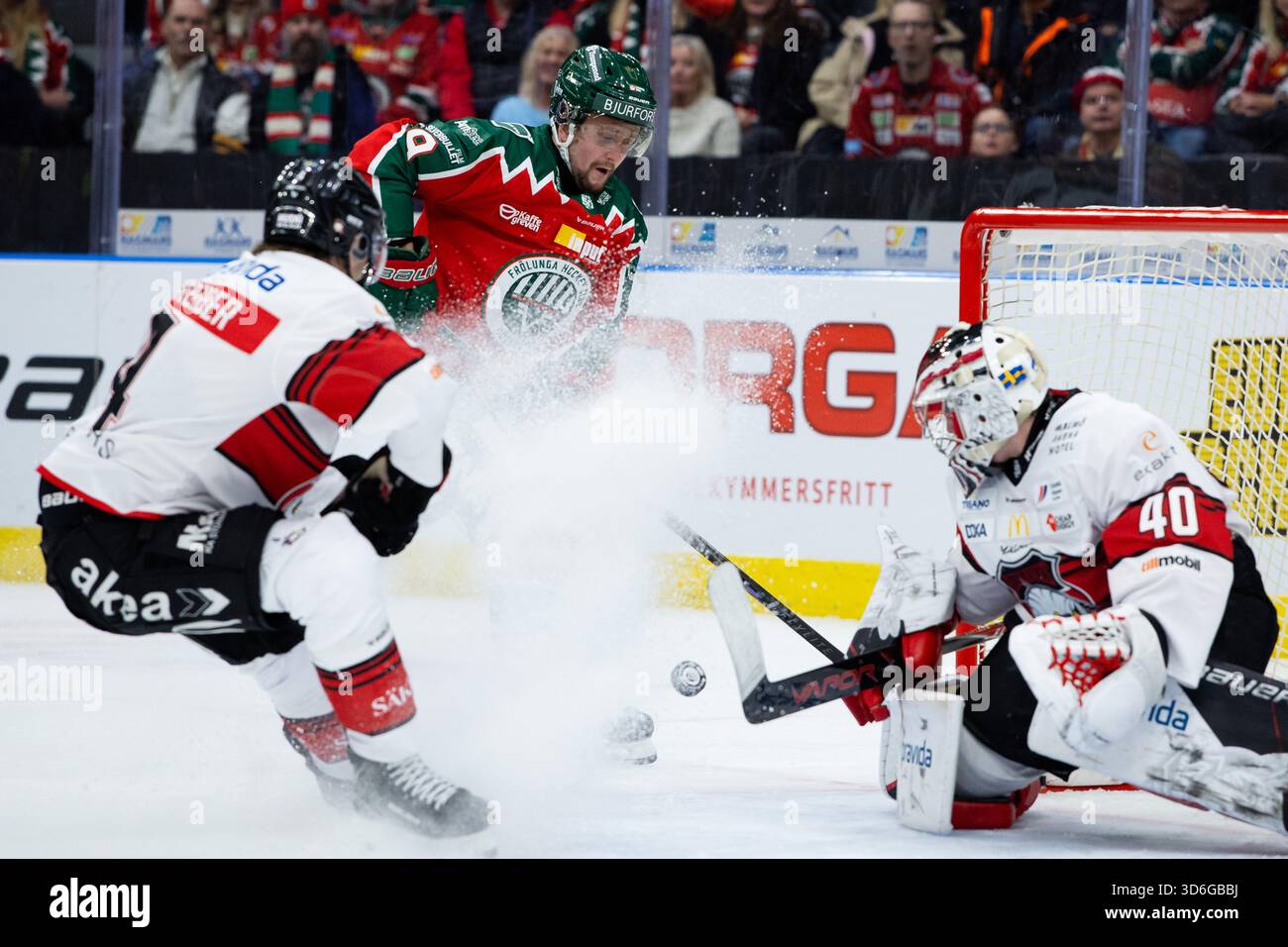 251120 Frölundas Linus Weissbach och Malmö Redhawks målvakt Oskar ...