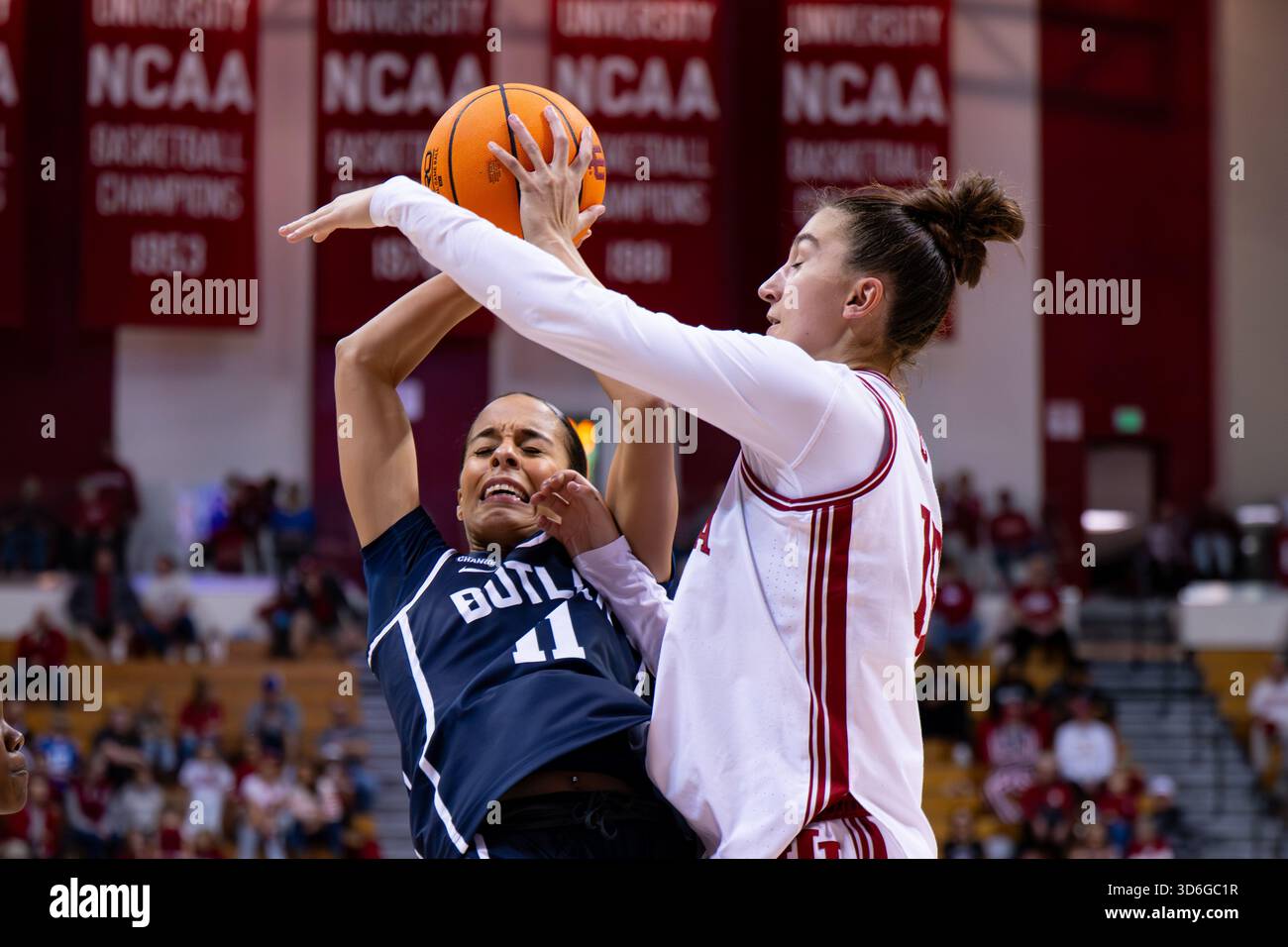 Butler guard Nevaeh Jackson (11) makes contact with the defense of ...