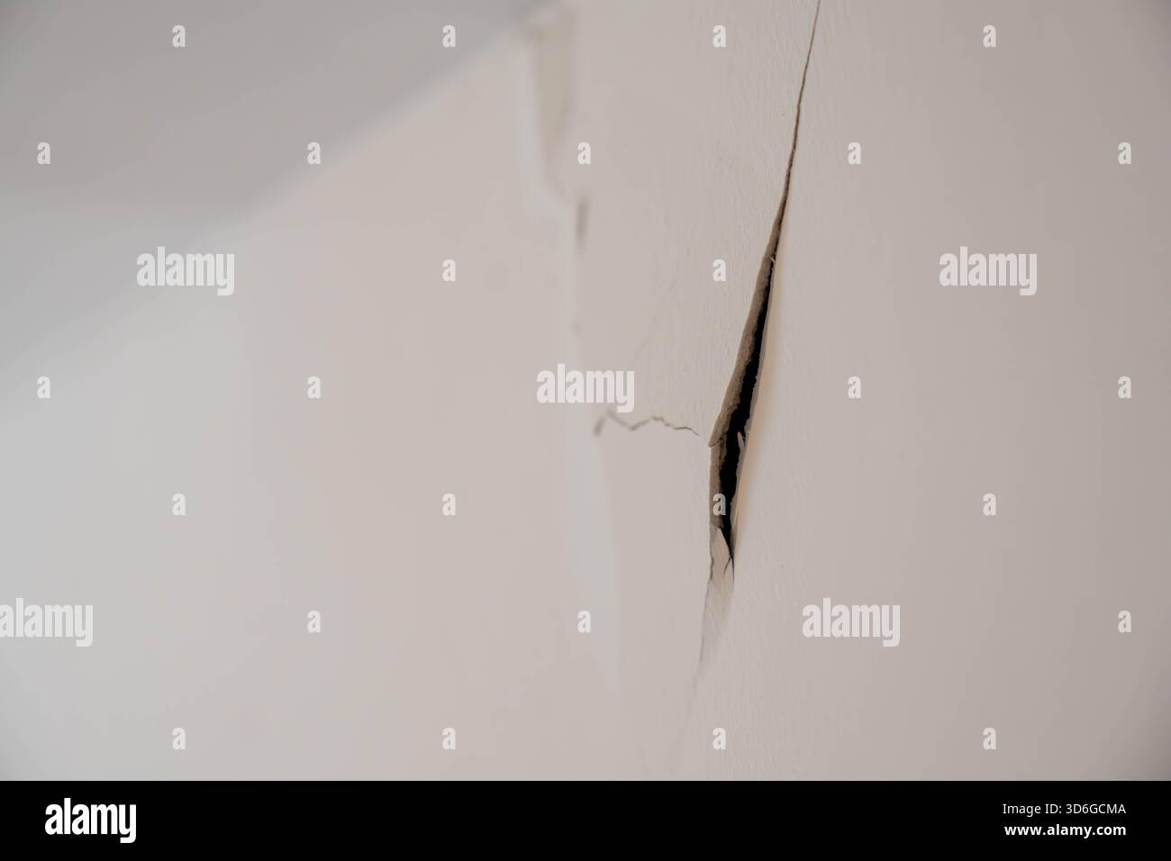 Corner Wall Crack Showing Construction Defect Stock Photo - Alamy