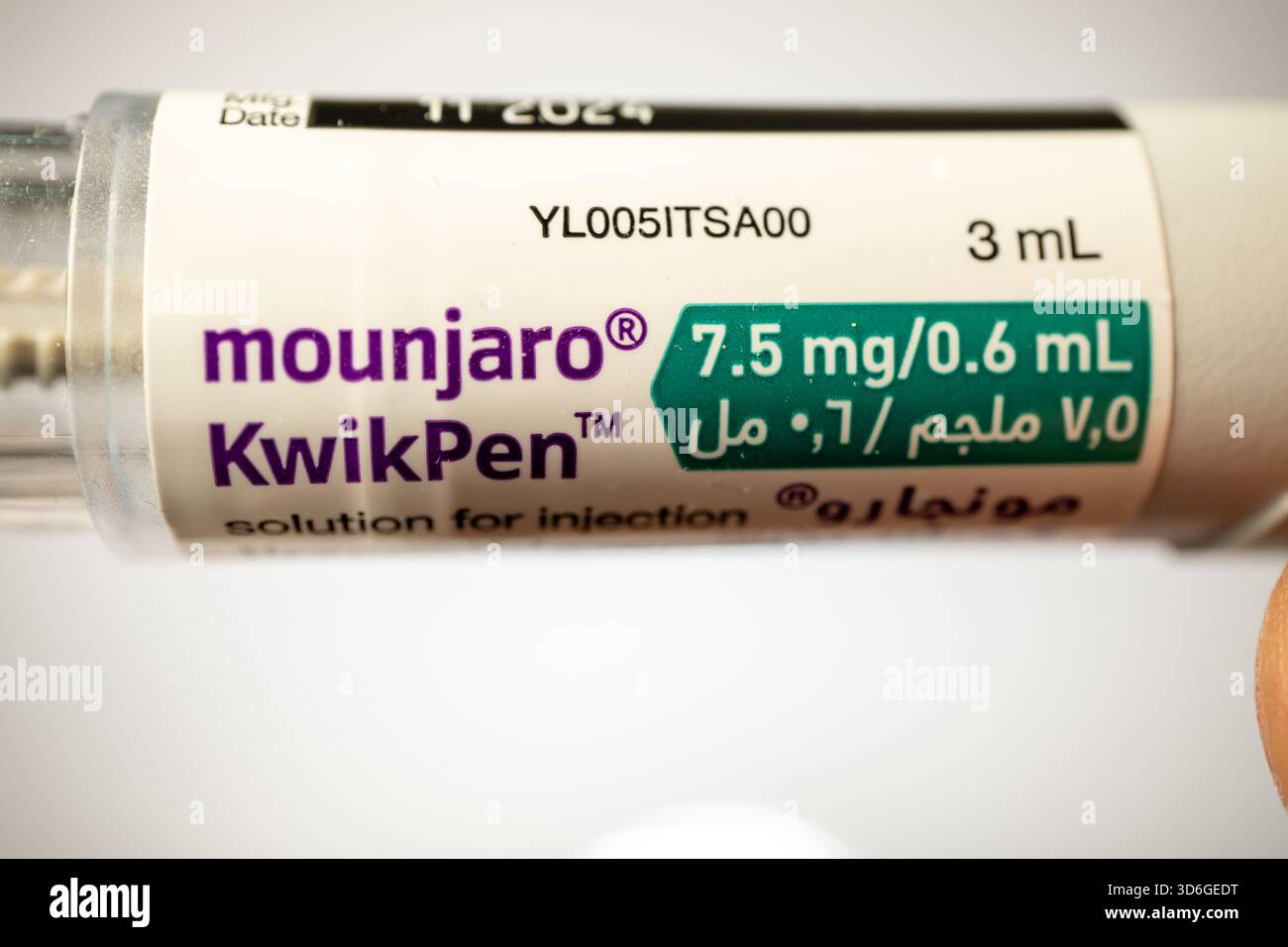 Hand holding mounjaro kwikpen hi-res stock photography and images - Alamy