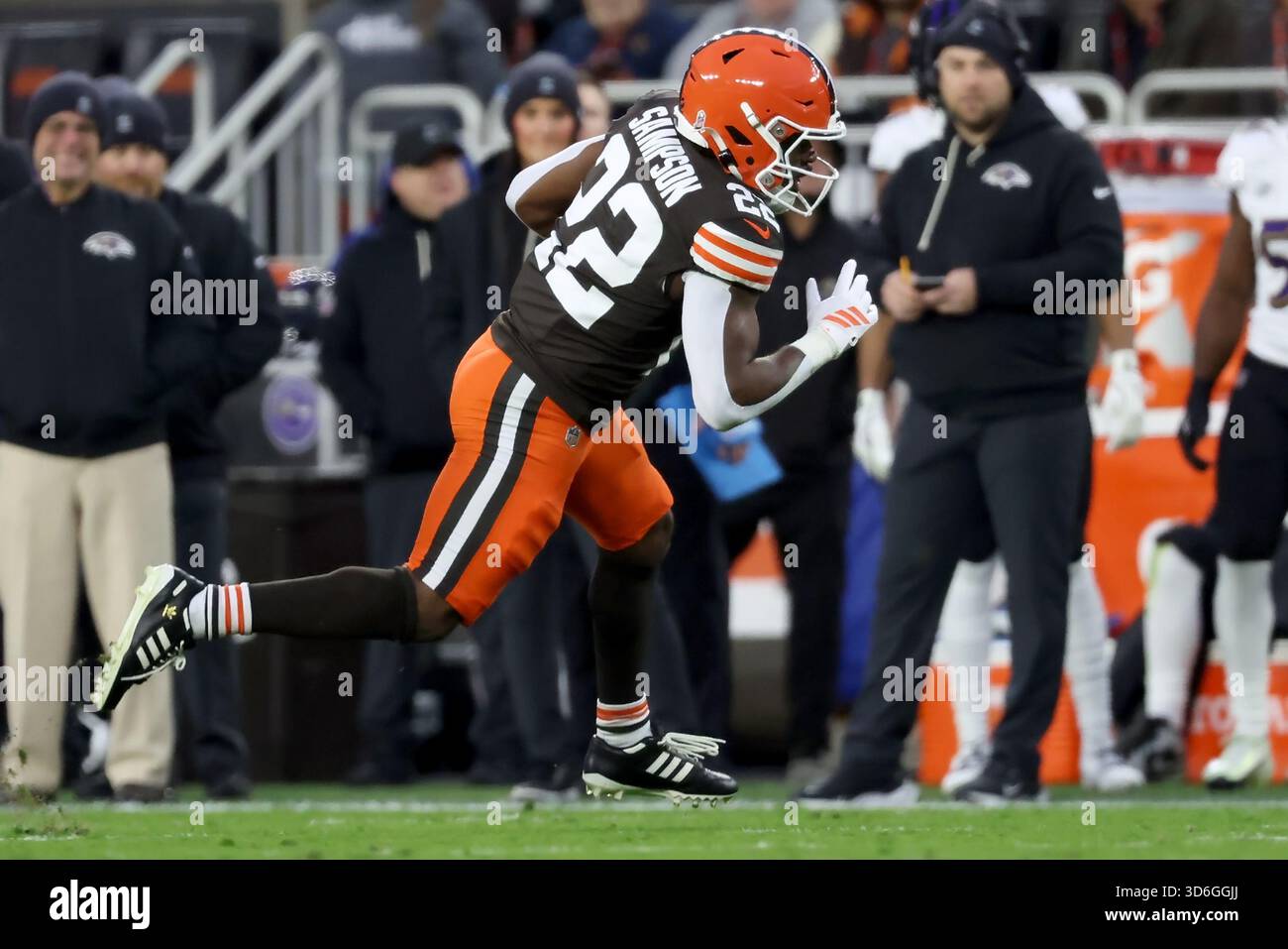 Cleveland Browns running back Dylan Sampson (22) runs with the ball ...