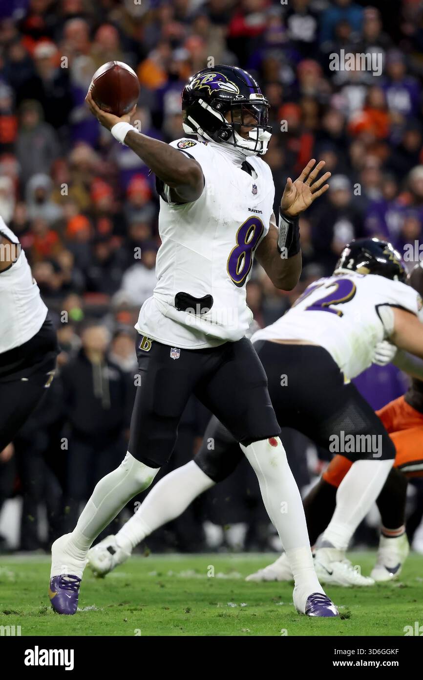 Baltimore Ravens quarterback Lamar Jackson (8) throws the ball during ...
