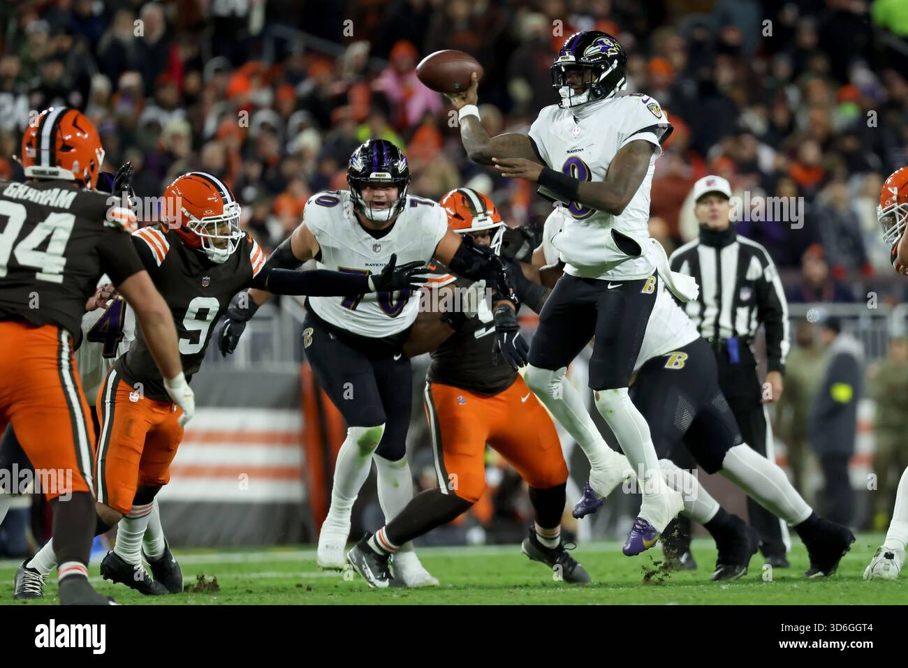 Baltimore Ravens quarterback Lamar Jackson (8) throws the ball during ...