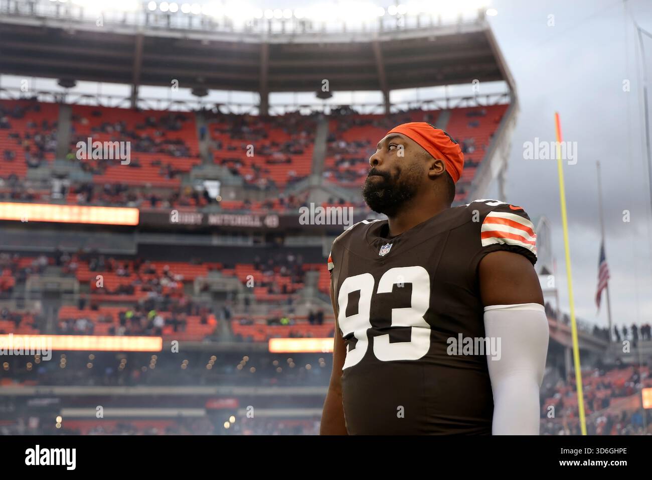 Cleveland Browns defensive tackle Shelby Harris (93) walks onto the ...
