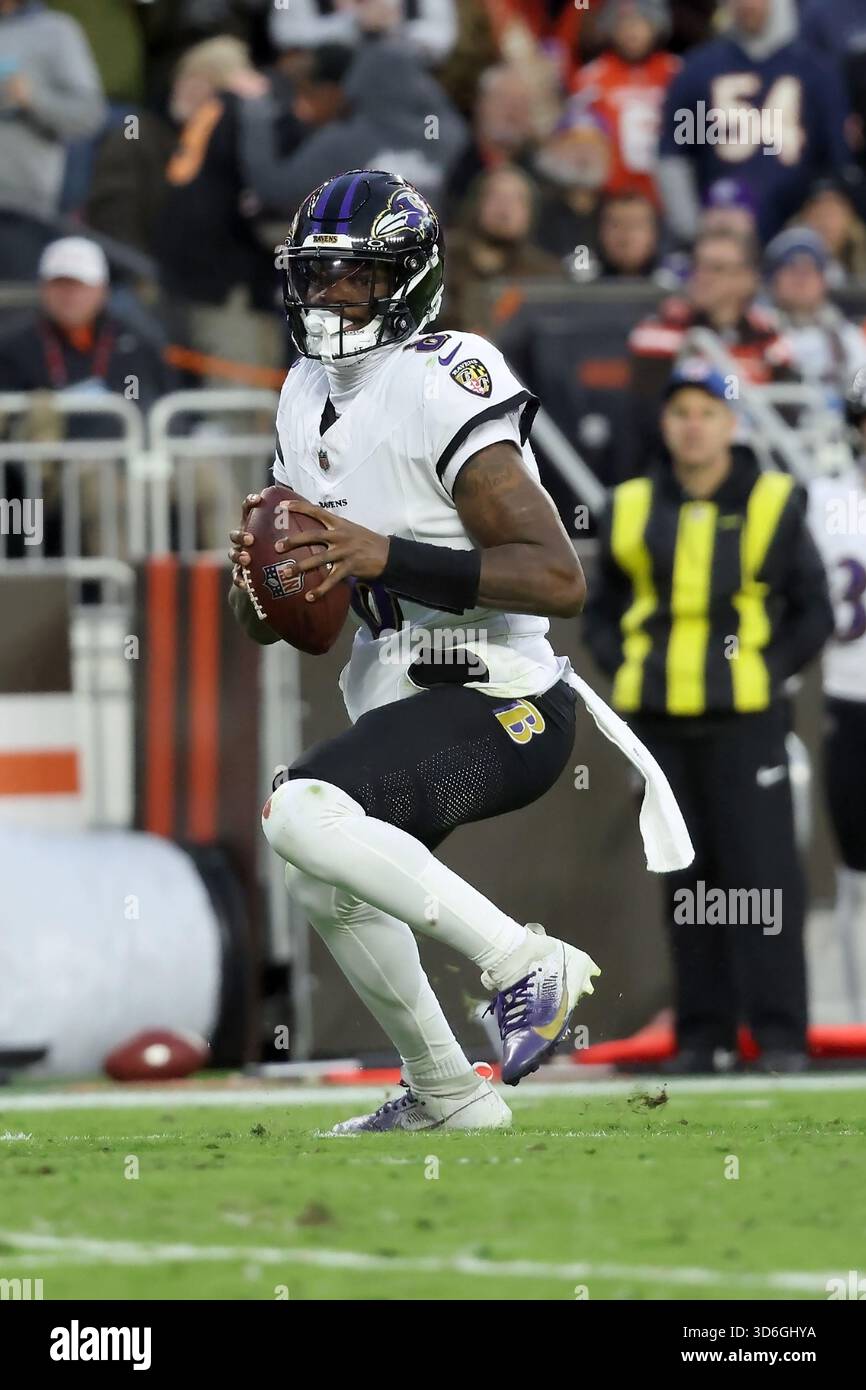 Baltimore Ravens quarterback Lamar Jackson (8) runs with the ball ...