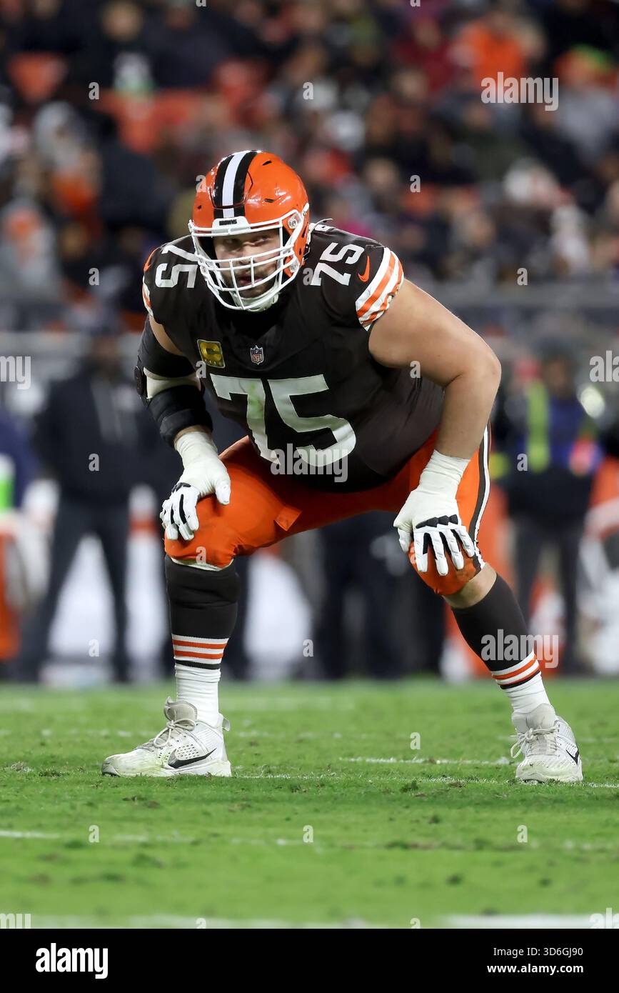 Cleveland Browns guard Joel Bitonio (75) lines up for a play during an ...