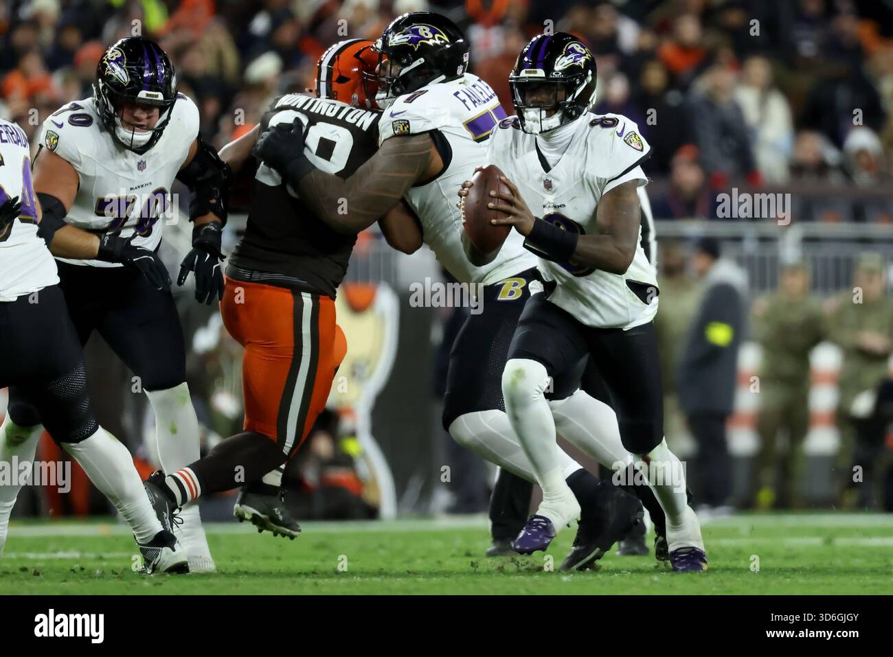 Baltimore Ravens quarterback Lamar Jackson (8) runs with the ball ...
