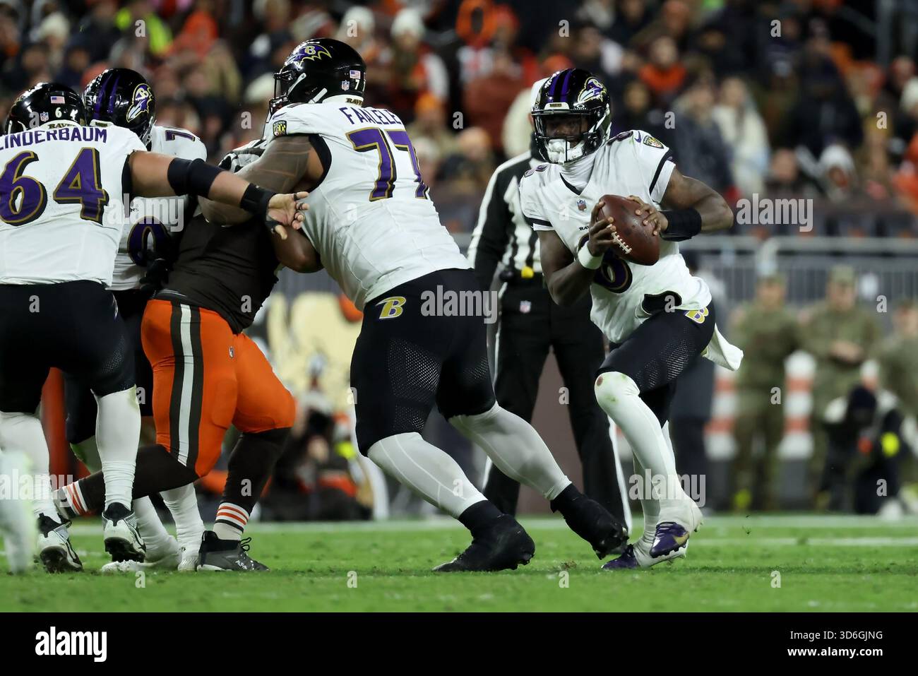 Baltimore Ravens quarterback Lamar Jackson (8) runs with the ball ...