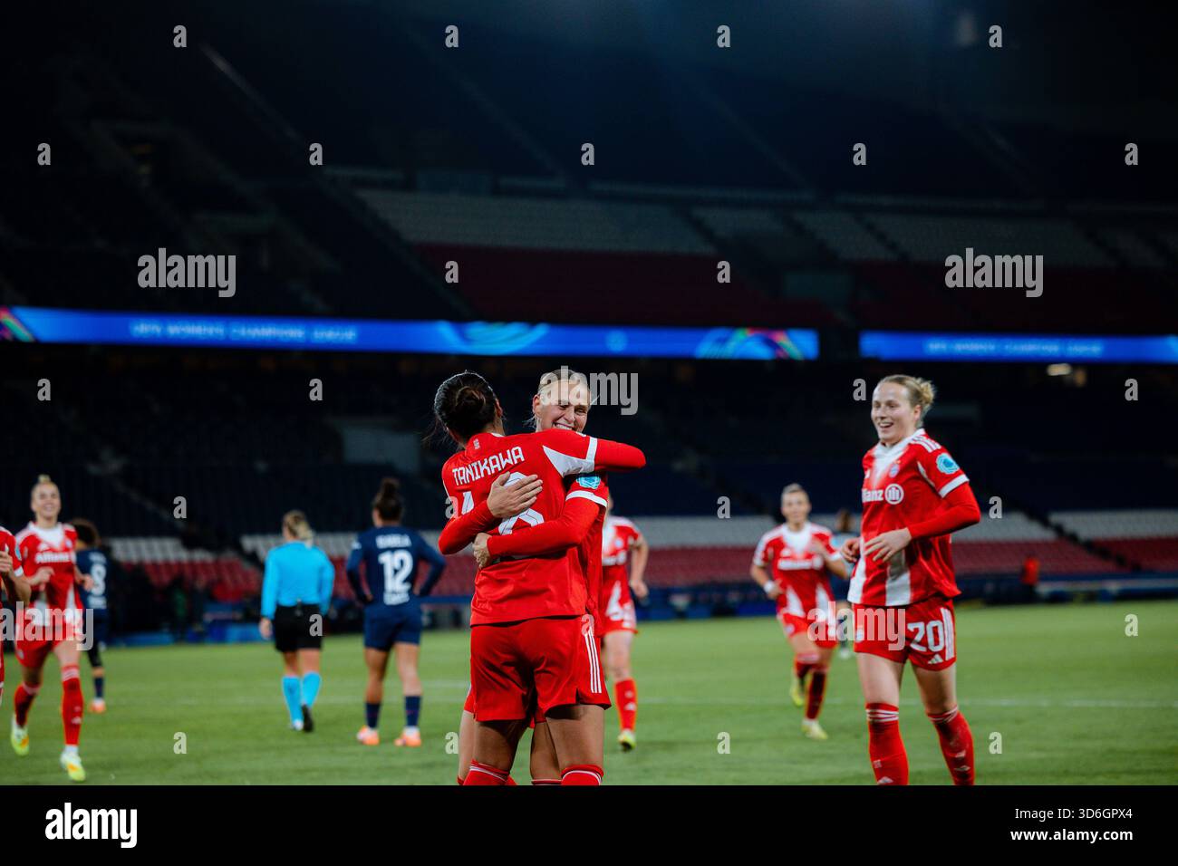 Momoko Tanikawa of Bayern Munchen celebrates with teammates after ...