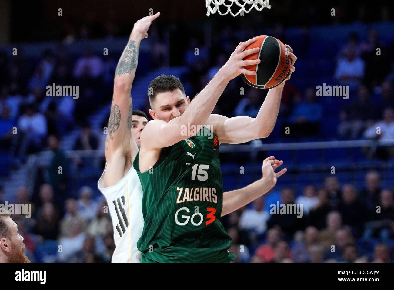 Real Madrid's Gabriel Deck (l) and Zalgiris Kaunas' Laurynas Birutis ...