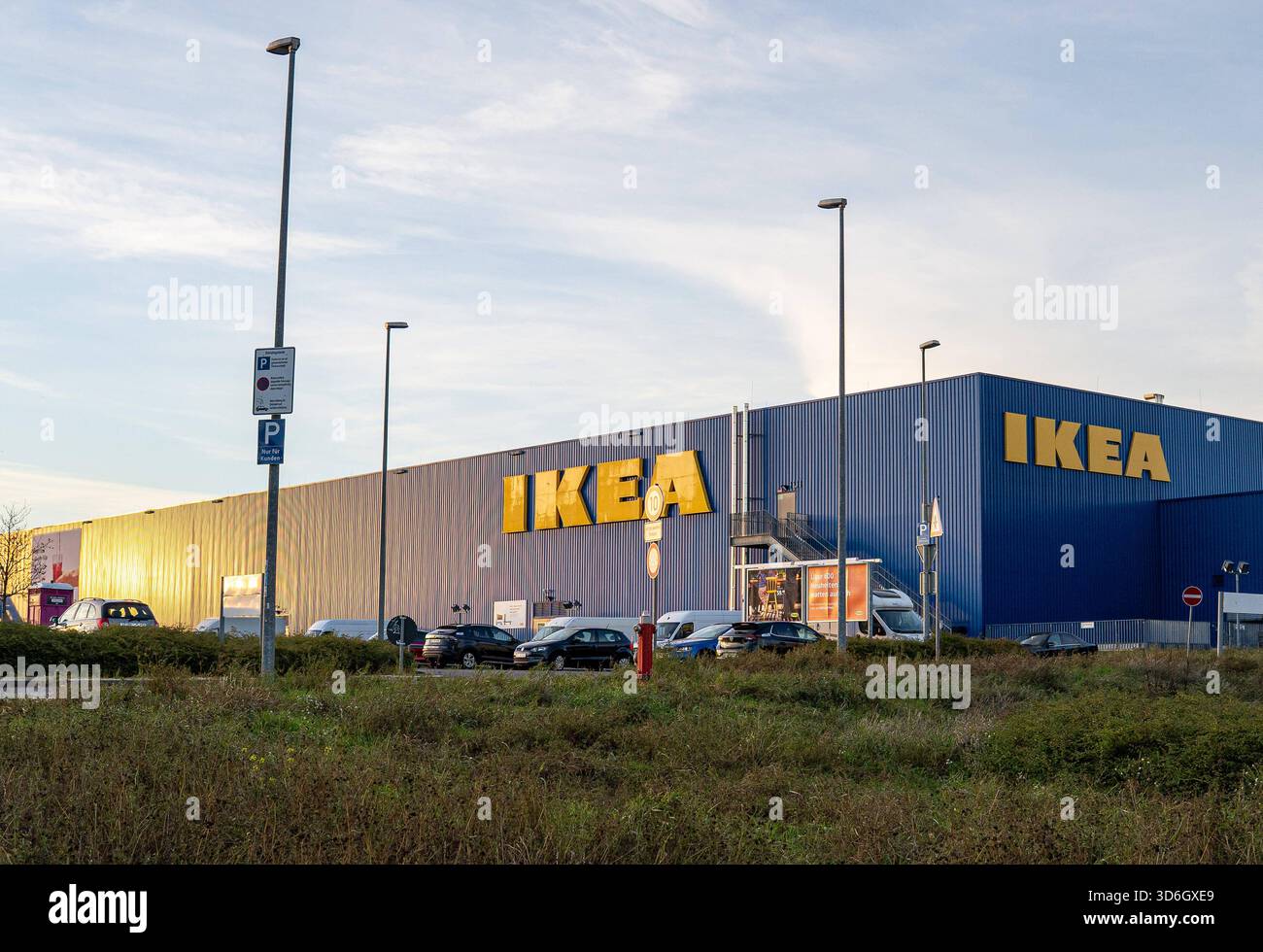 Berlin, Stadtbild, im Bild: eine Filiale von Ikea an der Landsberger ...