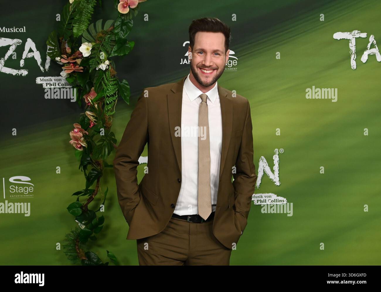 20 November 2025, Hamburg: Sven Kroll, TV presenter, comes to the ...