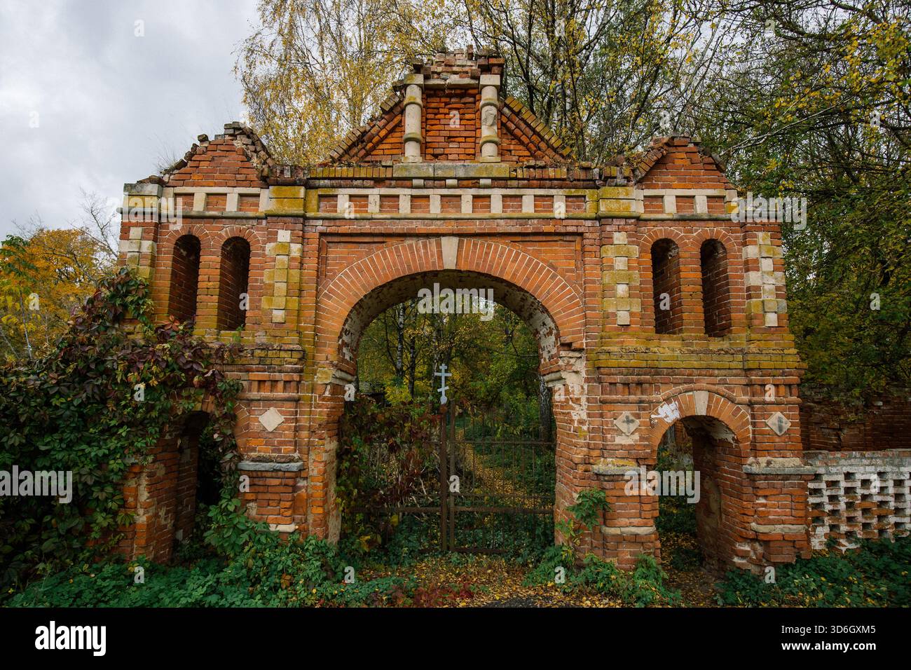 Red gate of the tomb hi-res stock photography and images - Alamy