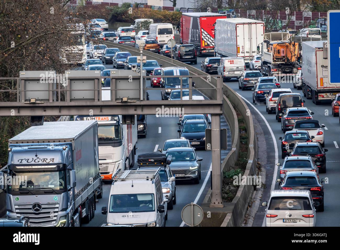 Autobahn A40, Ruhrschnellweg, Stau auf beiden Richtungsfahrbahnen, am ...