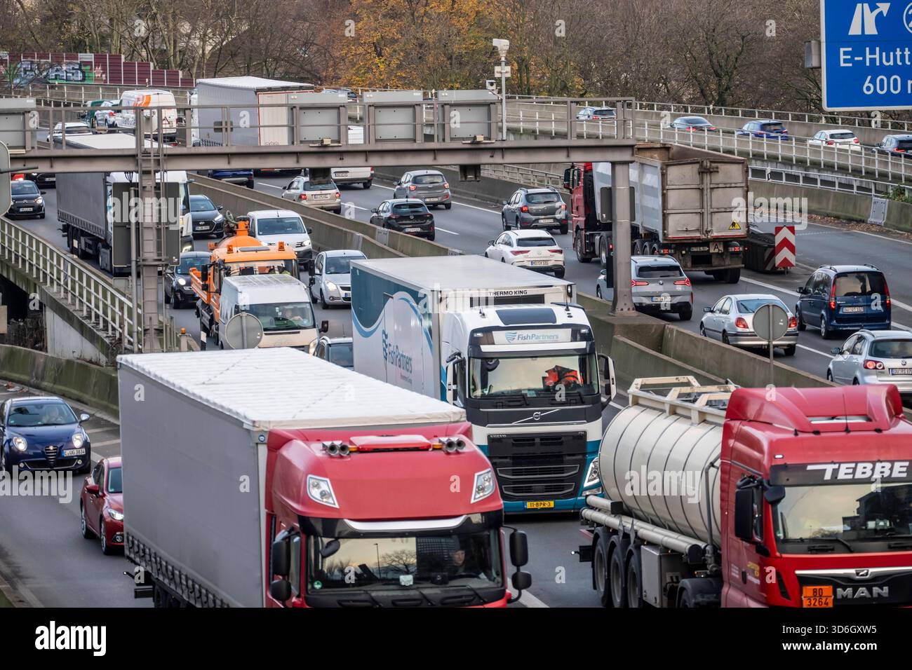 Autobahn A40, Ruhrschnellweg, Stau auf beiden Richtungsfahrbahnen, am ...