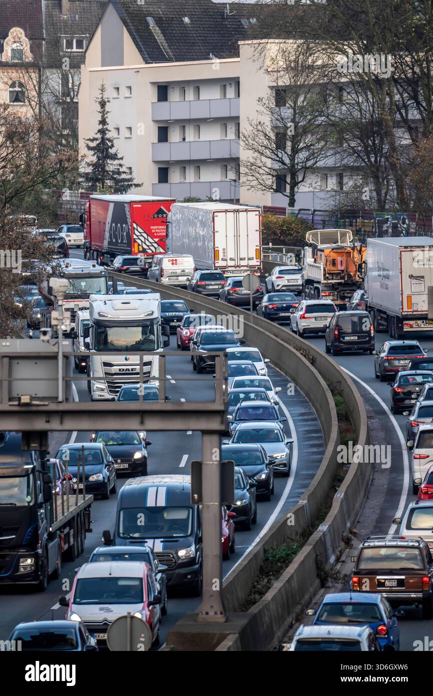 Autobahn A40, Ruhrschnellweg, Stau auf beiden Richtungsfahrbahnen, am ...