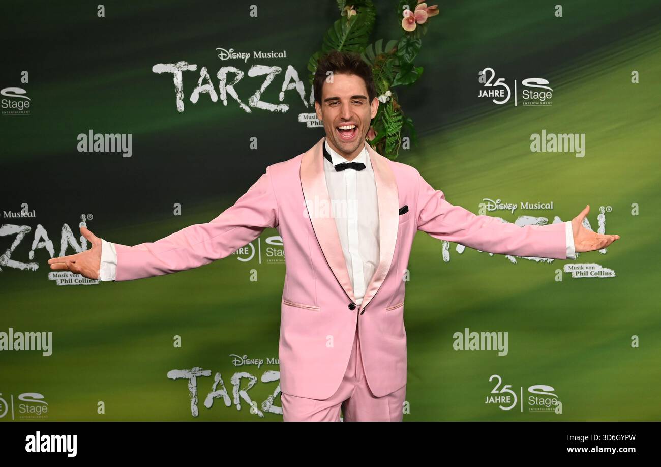 20 November 2025, Hamburg: Dario Carlucci, Influenzier, comes to the ...