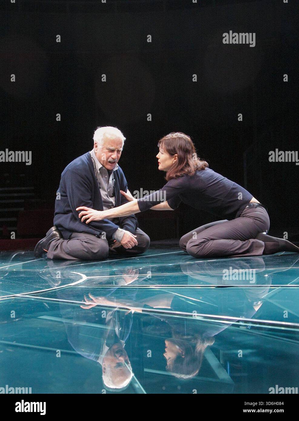 Richard Dreyfuss (Ben Kritzer), Elizabeth McGovern (Judith Brown) in ...