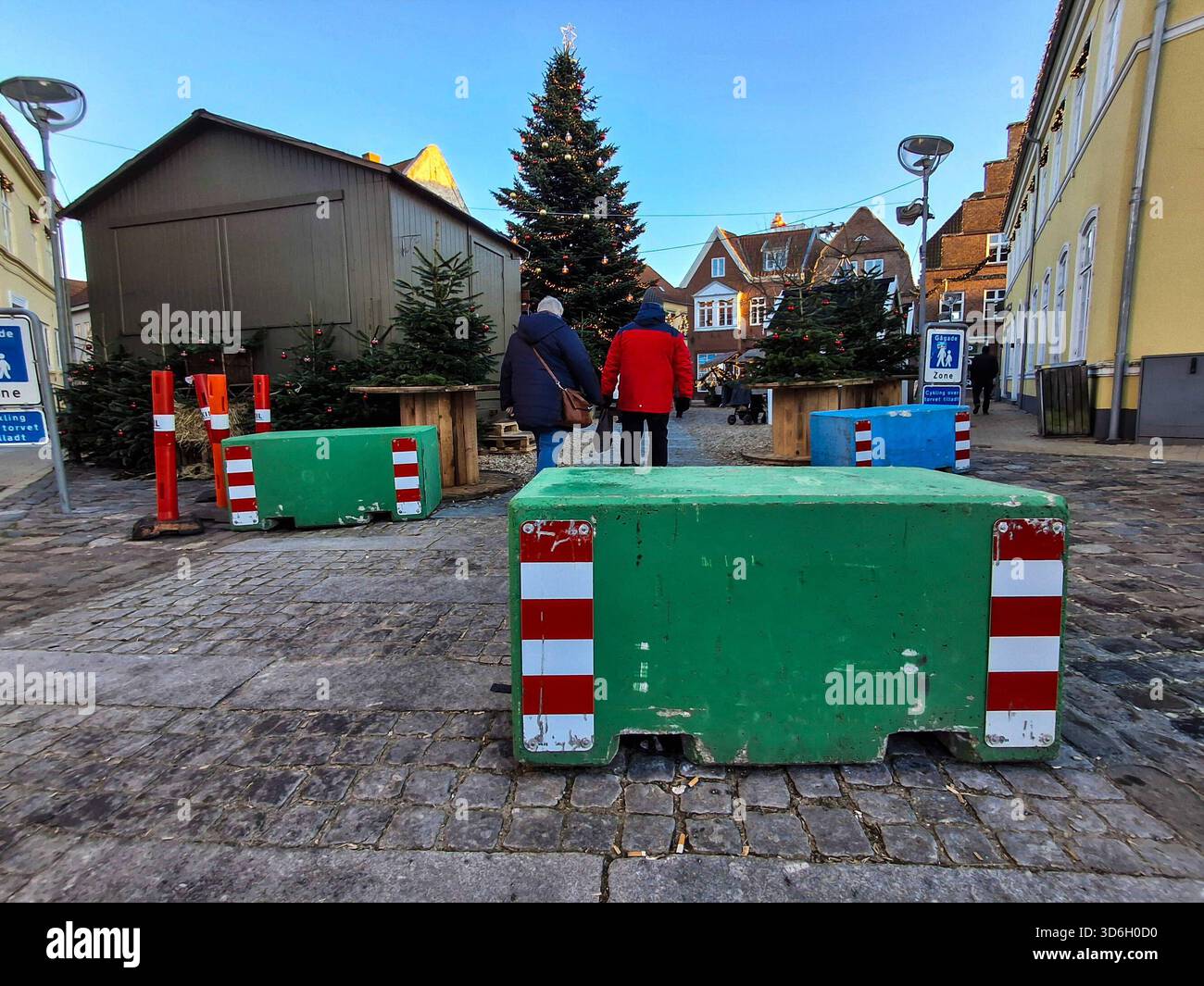 Stockbilder 11/2025 Pollern vorm Eingang zum Weihnachtsmarkt in der ...