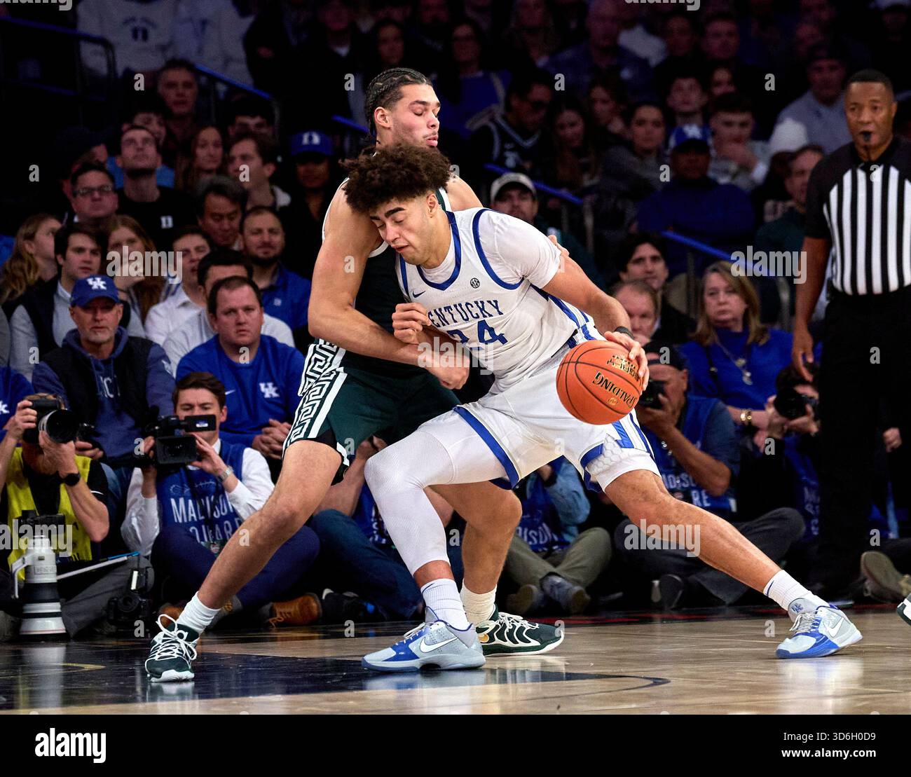 Kentucky Wildcats center Malachi Moreno (24) makes a move in the low ...