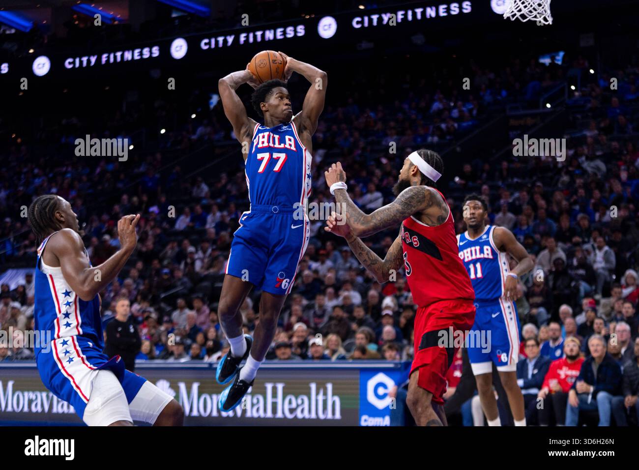 Philadelphia 76ers' VJ Edgecombe, center, goes up for the shot against ...