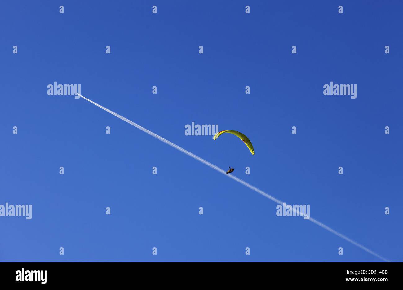 Paragliders with contrails in the blue sky, Osterhorn Group ...