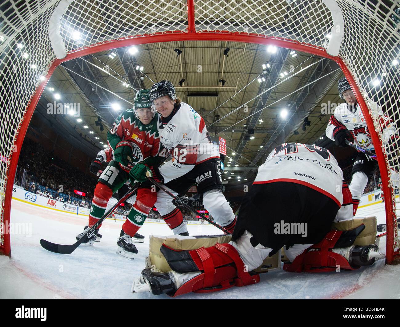 251120 Frölundas Jacob Peterson i kamp med Malmö Redhawks Robin Salo ...