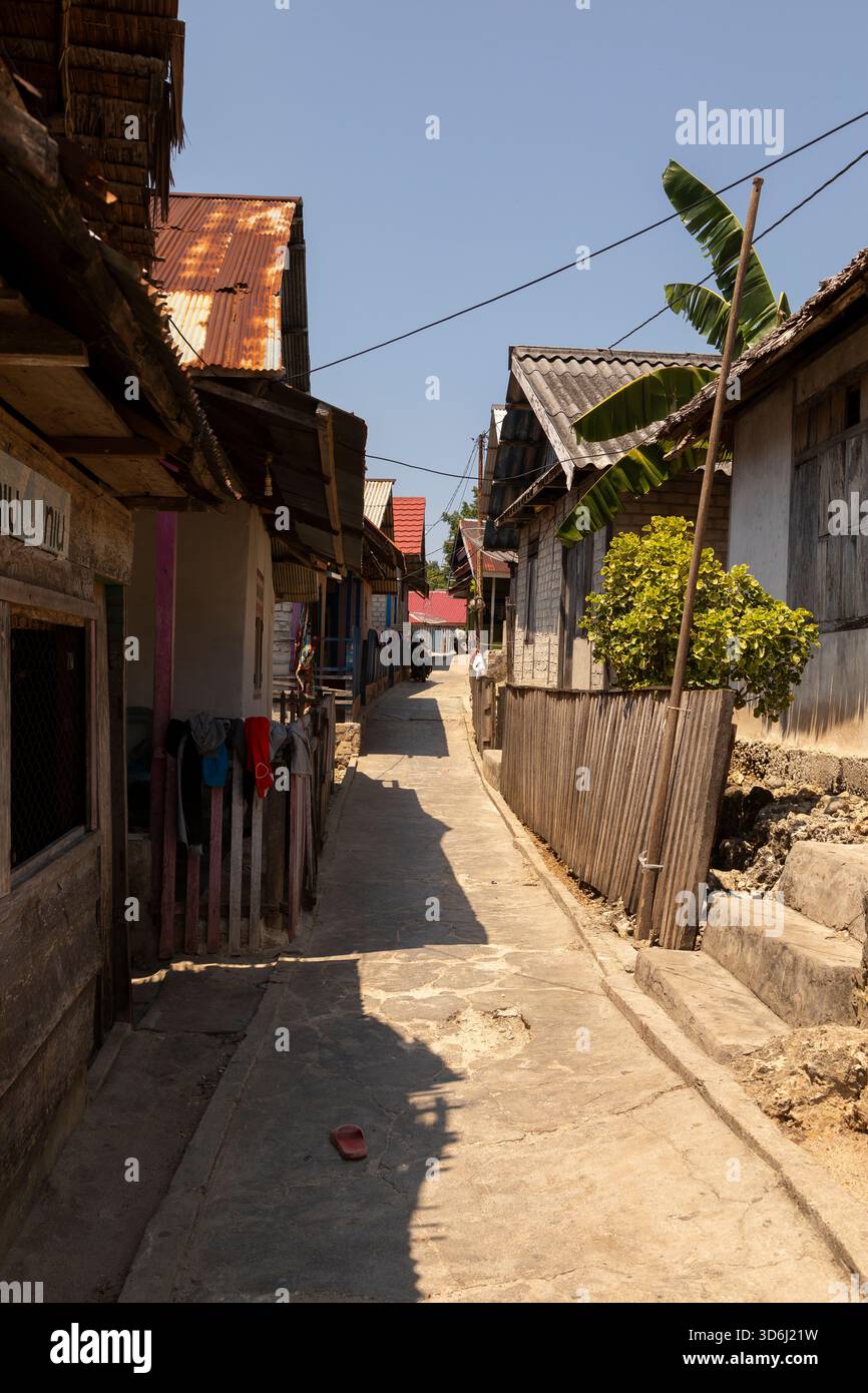 Street and humble houses in a small village in the Kulingkinari area ...