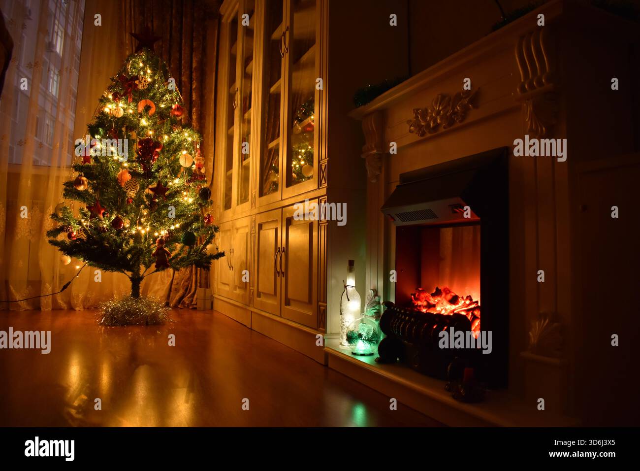 Christmas scene fireplace hi-res stock photography and images - Alamy