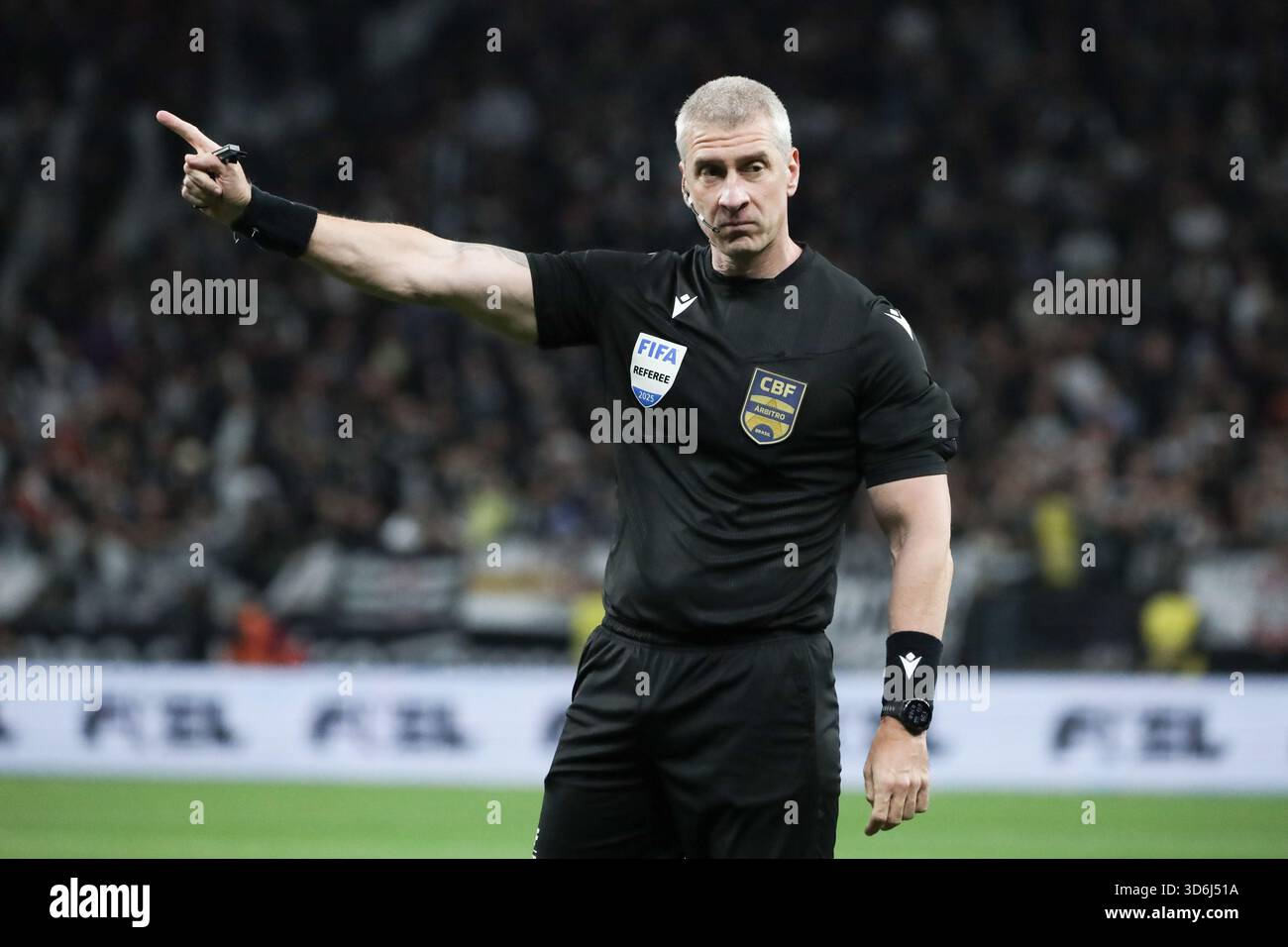 Referee Anderson Daronco during the match between Corinthians and São ...