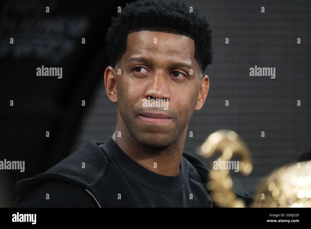 Former player Gil receives a tribute from Corinthians before the match ...